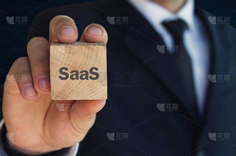 商人在木方上显示saas的字样。