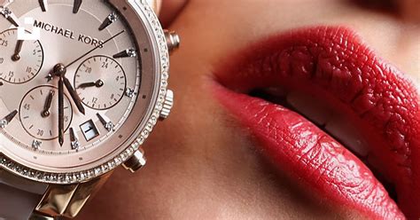 얼굴에 시계를 차고 있는 여성의 클로즈업 사진 Unsplash의 무료 손목 이미지