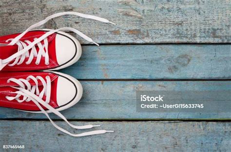 파란 나무 배경에 느슨한 머리 띠와 레드 레트로 스 니 커 즈 개념에 대한 스톡 사진 및 기타 이미지 개념 개인 장식품 고전 양식 Istock