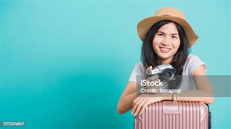여행자 관광 행복 아시아 아름다운 젊은 여자 앉아 착용 흰색 티셔츠 휴일 여행 개념 그녀의 들고 가방 가방 및 사진 미러리스 카메라 30 39세에 대한 스톡 사진 및 기타