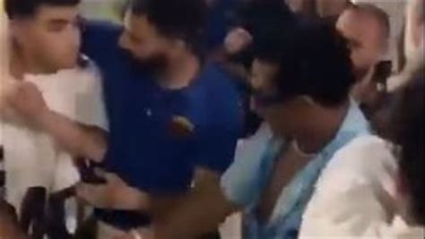 تصالح الفنان محمد رمضان مع أحد المعجبين بعد ضربه بالقلم بسبب لفظ مسىء