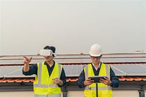 증강 현실 기술로 작업하는 Vr 헤드셋을 착용 한 팀 전기 엔지니어 가상현실 시뮬레이터에 대한 스톡 사진 및 기타 이미지 가상현실 시뮬레이터 전기공 가상현실 Istock