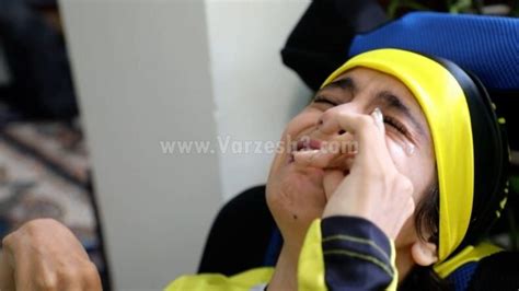 رامین رضاییان اشک دختر هوادار سپاهانی را در آورد عکس و فیلم همشهری