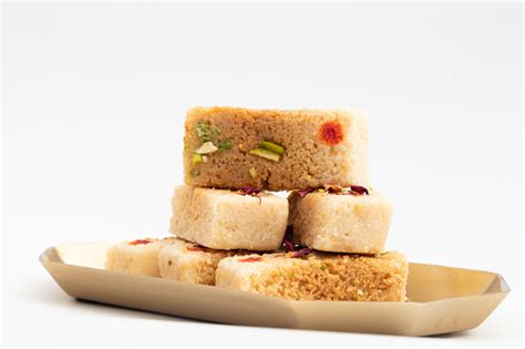 밀크케이크 칼라칸드 부르피 또는 알와르 카 마와 바르피 미타이가 코야 마와 말라이 바담 코담 코아 마바 바다암 카주 피스타로 만들어졌으며 디파왈리 두세라 나바라트리 라카반단