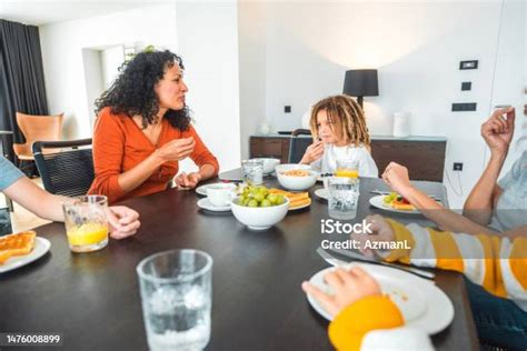 다양한 가족 구성원이 국내 식당에서 가족 아침 식사를 위해 모였습니다 10 11세에 대한 스톡 사진 및 기타 이미지 10 11세 12 13세 45 49세 Istock