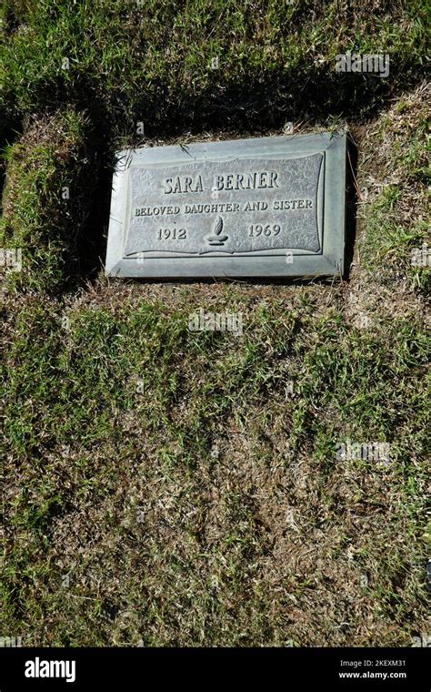 Los Angeles California Usa 10th November 2022 Actress Sara Berner Grave In Canaan Section At