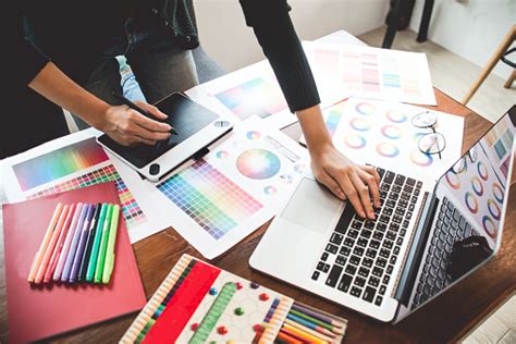 테이블 위의 그래픽 태블릿과 노트북을 사용하는 인테리어 디자이너의 중간 부분 인테리어 디자이너에 대한 스톡 사진 및 기타 이미지 인테리어 디자이너 컴퓨터 일함