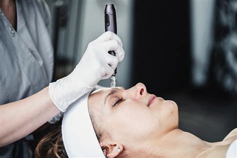 스파 살롱에서 회춘을 위해 얼굴에 더마 펜으로 얼굴 메조 테라피 주사를 맞고 있는 젊은 여성 아름다움 여자 얼굴 피부 관리 전문 미용실에서 미용과 건강 관리 콜라겐 유도