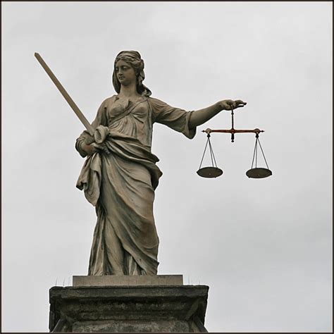 법원 앞에 서 있는 정의의 여신 디케의 저울 네이버 블로그