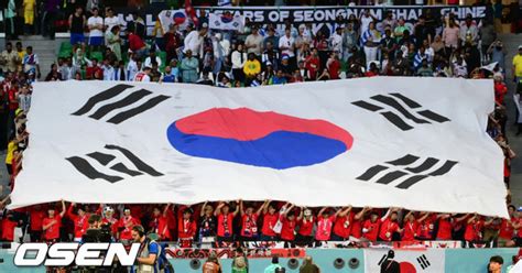 대형 태극기 흔드는 붉은악마 [사진]