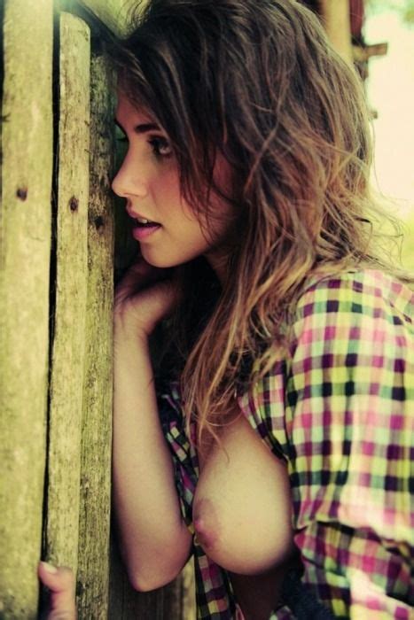 Foto De Peeking Through The Fence