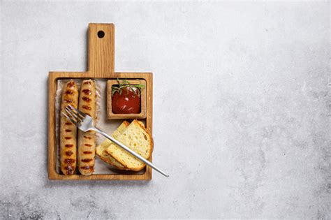 구운 소시지는 빨간색 토마토 소스와 빵을 콘크리트 배경의 나무 접시에 얹습니다 상단 보기 플랫 레이 복사 공간 0명에 대한 스톡 사진 및 기타 이미지 Istock