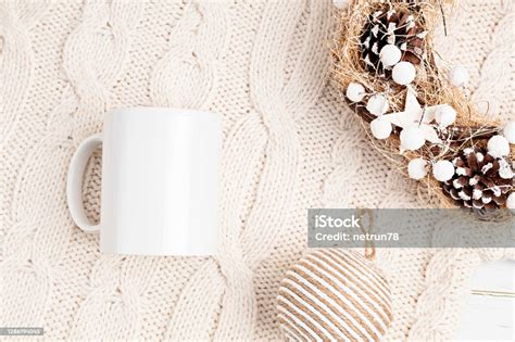 니트 배경에 흰색 머그잔과 환경 친화적 인 크리스마스 장식으로 모형 텍스트 복사 공간이있는 아늑한 Hygge Xmas 장식의 구색 12월에 대한 스톡 사진 및 기타 이미지