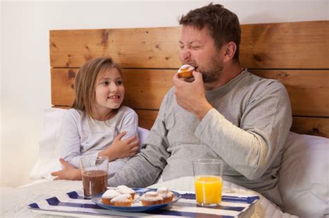 Pai Filha Comendo Imagens Download Grátis No Freepik