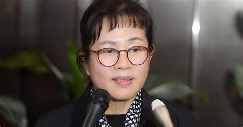 현미 빈소 찾은 이자연 대한가수협회장