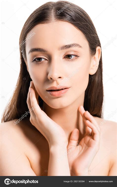 美丽的年轻裸体女人与完美的皮肤看着远离手近脸孤立在白色 图库照片IgorVetushko282130394