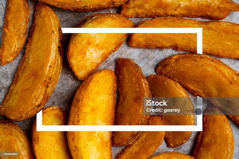 흰색 추상 프레임 종이 배경에 소박한 튀김 감자 맨 위 보기 0명에 대한 스톡 사진 및 기타 이미지 0명 감자 요리 감자 칩 Istock