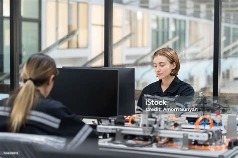 두 명의 여성 엔지니어가 제조 자동화 및 로봇 아카데미 룸에서 Ai 로봇 교육 키트 및 메카트로닉스 엔지니어링 교육에 대해