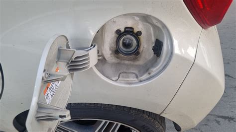 주유를 하고 연료 캡을 닫지 않으면