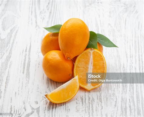 흰색 나무 배경에 나뭇잎이 있는 달콤한 오렌지 레몬 건강하고 친환경적인 과일을 재배하십시오 소박한 스타일 감귤류 과일에 대한 스톡 사진 및 기타 이미지 Istock