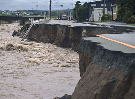 大雨の影響で陥没した道路＝3日午後0時19分、熊本県益城町（撮影・星野楽） 九州で激しい雨、久留米市中心部で道路冠水 熊本に線状降水帯