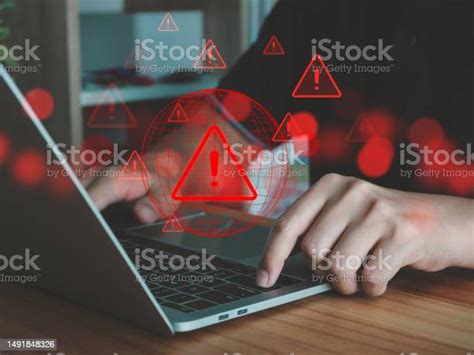 프로그래머 개발 작업자 오류 알림을 위한 삼각형 경고 기호 소프트웨어 개발에 대한 스톡 사진 및 기타 이미지 소프트웨어 개발 개발 경계 표지 Istock