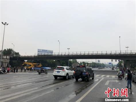 无锡高架桥桥面侧翻事故：桥下事发路段路面及交通基本恢复 半岛网
