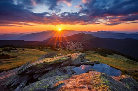 山顶日出的美丽景观高清图片下载 正版图片600712506 摄图网