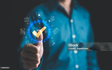 표준 품질 관리 인증 보증 개념 체크 표시를 터치하는 사업가가 인증서를 승인합니다 품질 보증 Qa 품질 관리 Qc 규정 준수 지침서에 대한 스톡 사진 및 기타 이미지