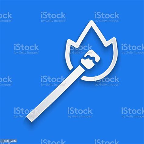 파란색 배경에 격리 된 화재 아이콘과 종이 컷 불타는 일치합니다 불과 일치합니다 일치 기호 종이 아트 스타일 벡터 3차원 형태에 대한 스톡 벡터 아트 및 기타 이미지