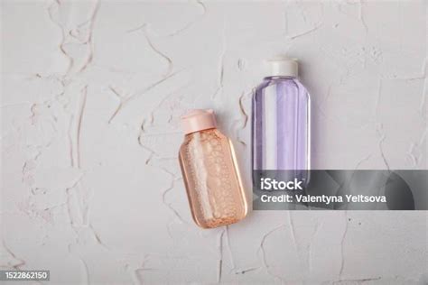 화장품을 제거하고 피지 피부를 정화하기 위한 미셀라 클렌징 워터와 패드 아름다움 개념입니다 피부 관리 텍스트를 위한 위치입니다 모캡 플레틀리 개념에 대한 스톡 사진 및 기타