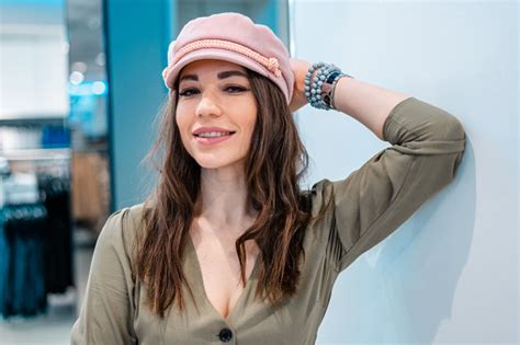 무역 구매자 한 아름다운 소녀는 쇼핑 센터에서 구매를하고 쇼핑을 합니다 소비의 기쁨 가방에 대한 스톡 사진 및 기타 이미지 가방 강박 고객 Istock