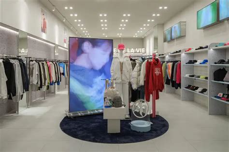 라인조명으로 은은한 느낌을 더한 모던 33평 백화점 패션매장 인테리어 수원 장안구 정자동