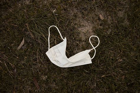 지상에 오래된 의료 얼굴 마스크의 클로즈업 오래된 코로나바이러스 마스크는 환경을 오염시합니다 0명에 대한 스톡 사진 및 기타 이미지 Istock