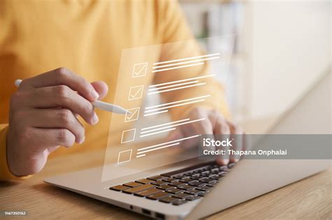 비즈니스 성과 체크리스트 개념 노트북을 사용하는 사업가는 온라인 체크리스트 설문 조사를 수행하고 디지털 양식 체크리스트를 작성합니다 설문지에 대한 스톡 사진 및 기타 이미지
