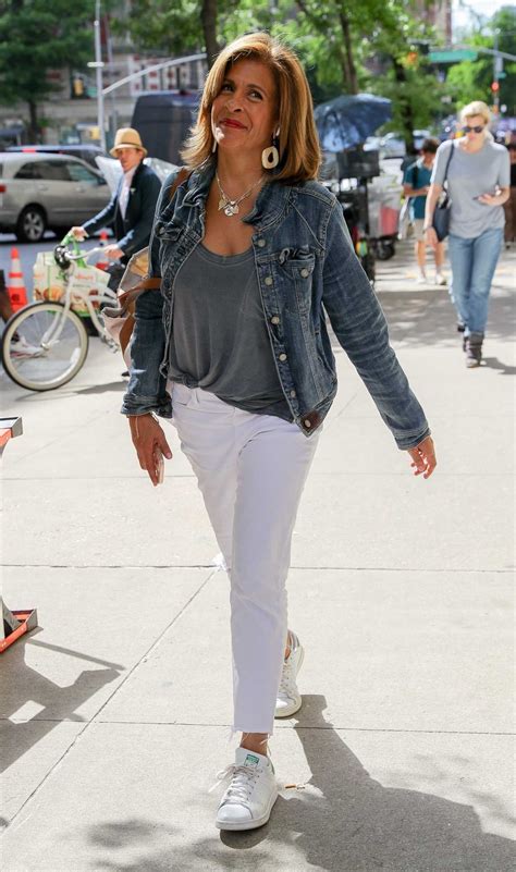 Hoda Kotb In A White Jeans Steps Out In New York 05 29 2024 3 LACELEBS CO