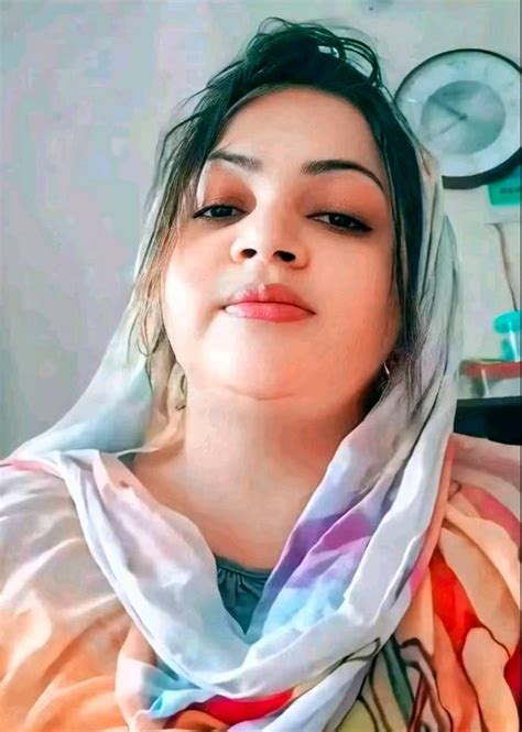 সুন্দরী ডিভোর্সি নারী ১৮