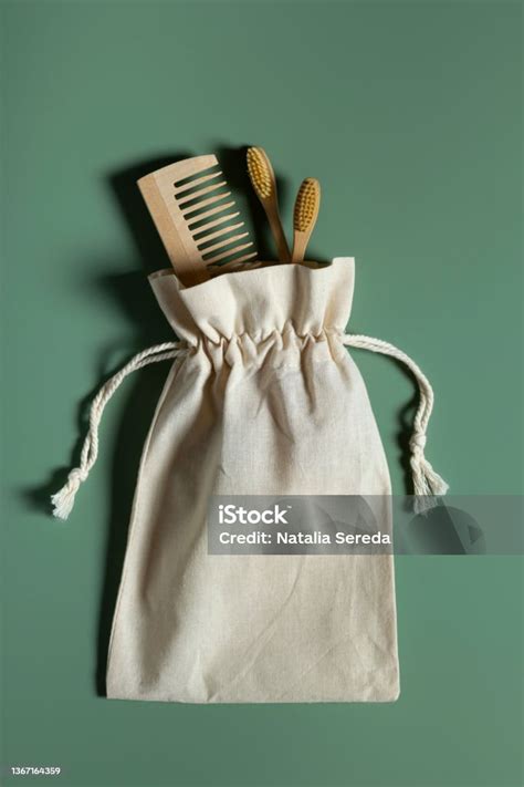 에코 팩을 위한 모형 천연 욕실 액세서리 나무 칫솔 헤어 빗 녹색 배경에 재사용 가능한 면 가방 가방에 대한 스톡 사진 및 기타 이미지 Istock