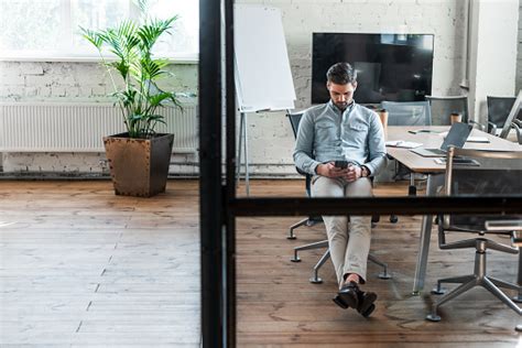 직장에서 앉아있는 동안 스마트폰 사용 하는 잘생긴 젊은 사업가 경영자에 대한 스톡 사진 및 기타 이미지 경영자 기업 비즈니스 남자 Istock