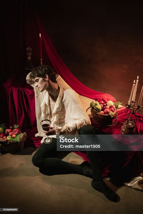 유명한 역사적 인물의 이미지에서 젊은 잘 생긴 남자의 창조적 인 초상화 어두운 빈티지 배경에 고립 된 중세 사람 레트로 스타일 20 24세에 대한 스톡 사진 및 기타 이미지