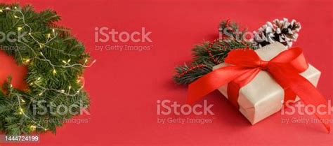 빨간색 배경에 빛나는 화환과 선물 상자가 있는 크리스마스 반지 또는 화환 기치 공간을 복사합니다 빨간색 배경에 대한 스톡 사진 및 기타 이미지 Istock
