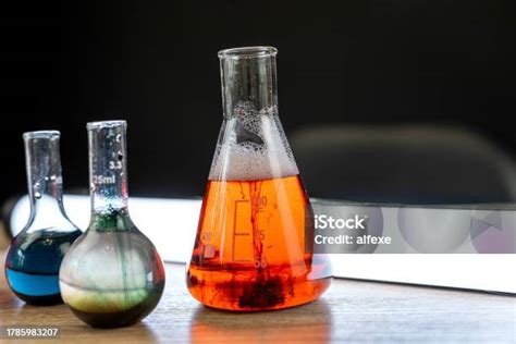 책상 위에 다양한 여러 가지 색상의 액체가 있는 과학 실험 실험실 플라스크 0명에 대한 스톡 사진 및 기타 이미지 0명 개발 건강관리와 의술 Istock