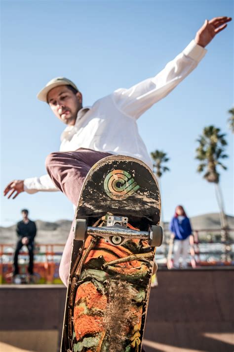 흰색 티셔츠와 갈색 바지에 검은색과 주황색 배낭을 멘 남자 사진 Unsplash의 무료 카 이미지