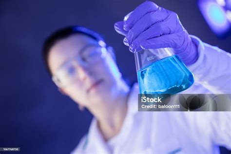 실험실에서 화학자는 플라스 크에 파란색 액체에서 보인다 가로 보기 건강 진단에 대한 스톡 사진 및 기타 이미지 건강 진단 건강관리와 의술 과학 Istock