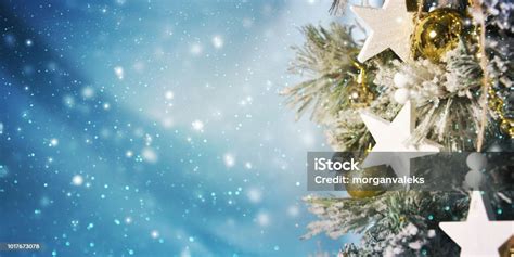 크리스마스 장식에서 나무 배경으로 눈송이 인사말 카드 기쁜 성 탄과 새 해 복 많이 받으세요 0명에 대한 스톡 사진 및 기타 이미지 Istock