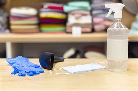 의료 용 마스크 파란색 실리콘 장갑 바코드 스캐너 바이러스에 대한 소독제가있는 분무기 매장에서 청소 규칙 준수 0명에 대한 스톡 사진 및 기타 이미지 Istock