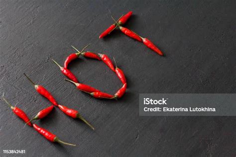 검은 색 테이블에 검은 어두운 배경에 단어 핫 레드 핫 칠리 고추 뜨거운 편지 레드 칠리 고추에서 배열 텍스트의 공간을 복사 합니다 평면 누워 평면도 음식과 채소의 말