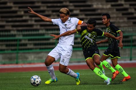 ទ័ព និង ព្រះខ័ន រាជ ទទួលភ្ញៀវ ខណៈ បឹងកេត និង ថា យ ហ្គឺ រ ទៅលេង ក្រៅ ដី