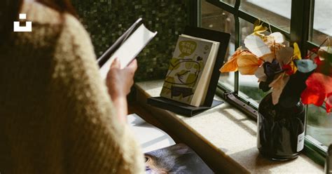 창틀에 앉아 책을 읽고 있는 여자 사진 Unsplash의 무료 출판 이미지