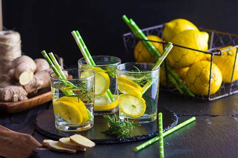 독감을 싸우는 자연 뜨거운 음료를 만들기 위한 재료입니다 오렌지 민트 레몬 생강 꿀 사과 향신료 합판 배경에 평면도 공간을 복사합니다 깨끗 한 식사 해독 다이어트 개념 0